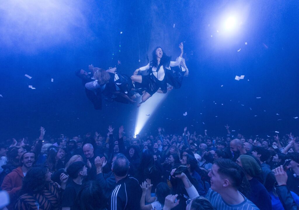 El exitoso espectáculo inmersivo FUERZA BRUTA WAYRA llega por primera ...