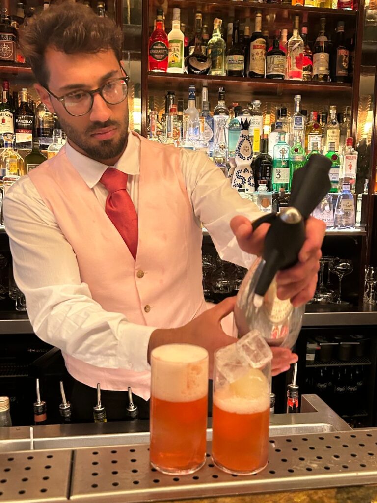 El reconocido bartender Simone Caporale presenta su nuevo cóctel, el ...